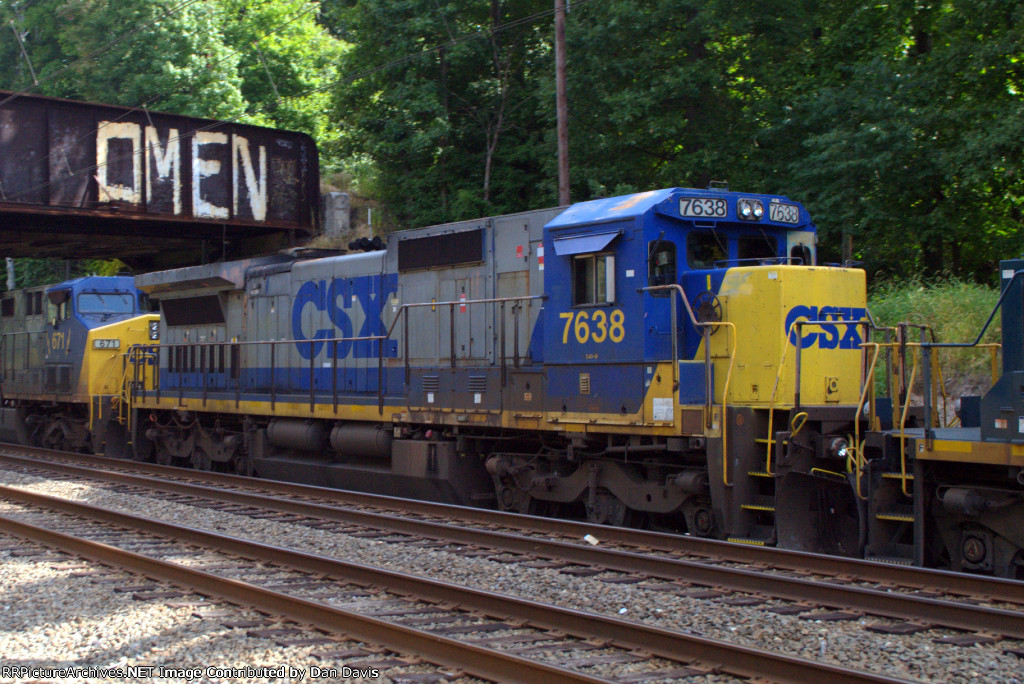 CSX C40-8 7638 trails on Q410